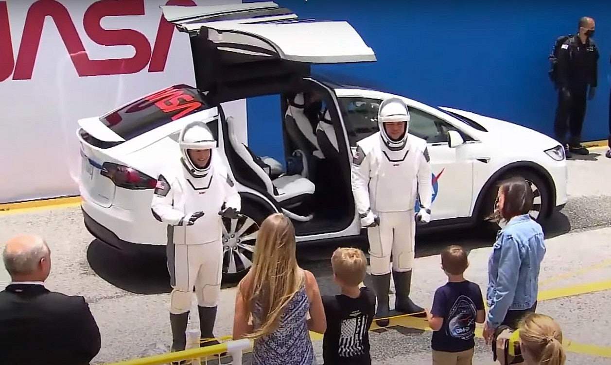 SpaceX gives behind-the-scenes look at their Space Suit Lab ...