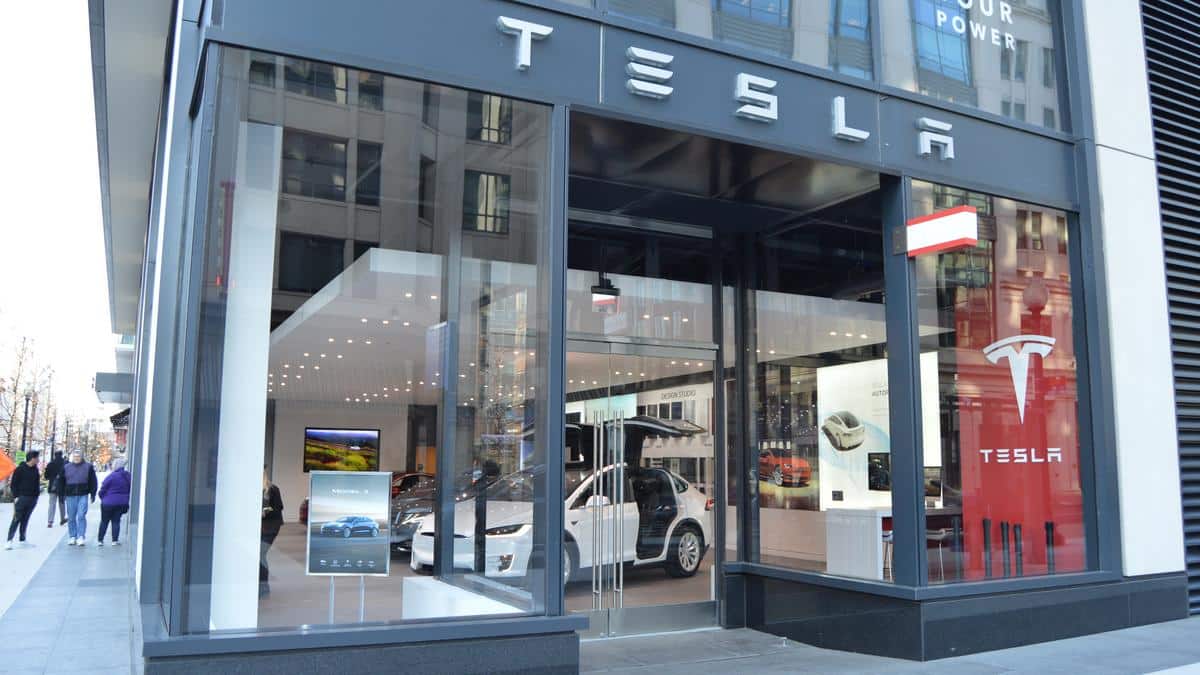 Tesla details its self-driving Supercomputer that will bring in the ...