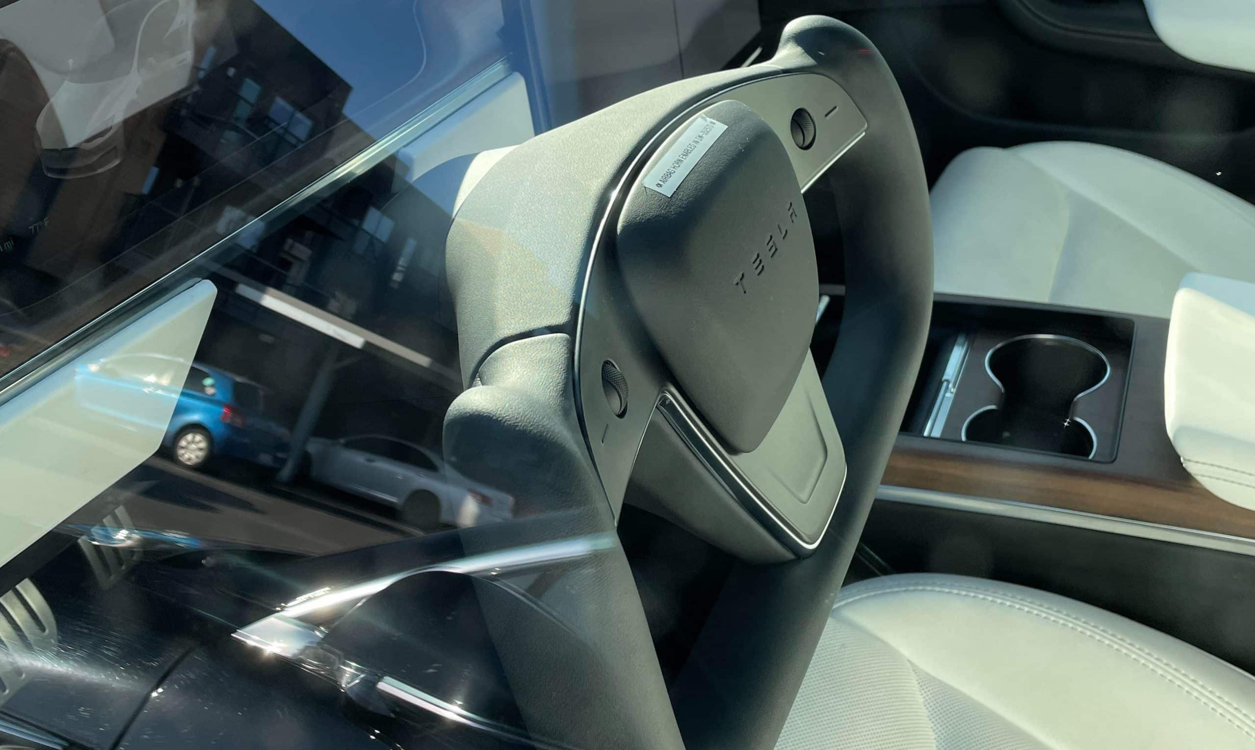 Tesla Model S and Model X steering yoke to receive push center for horn ...