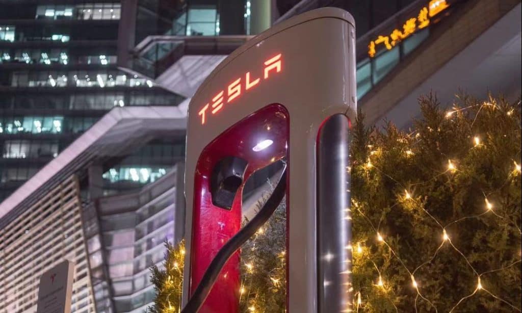 Tesla shows off cool solar range extender trailer with Starlink dish ...