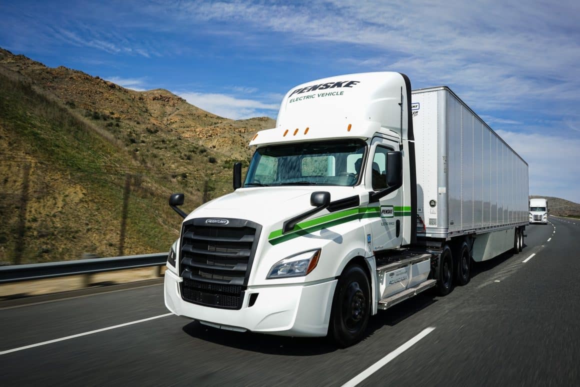 Daimler begins deliveries of all-electric Freightliner eCascadia semi ...