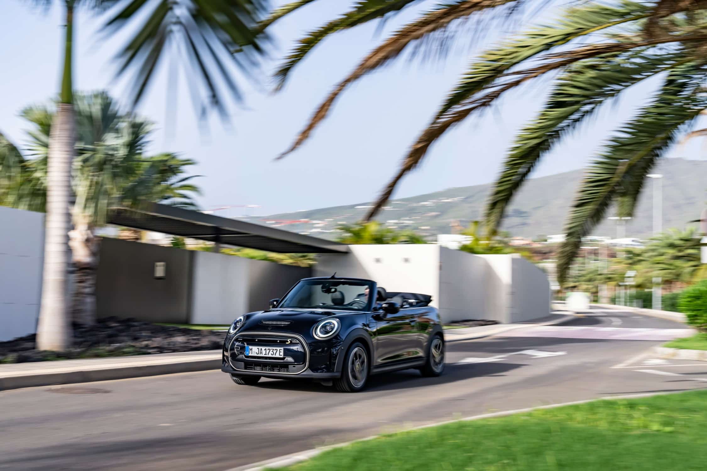 MINI unveils the Cooper SE, its first 100% electric convertible ...