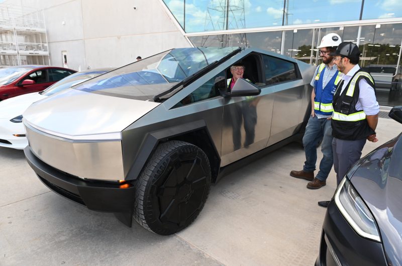 US Senator visits Gigafactory Texas, checks out Tesla Cybertruck ...