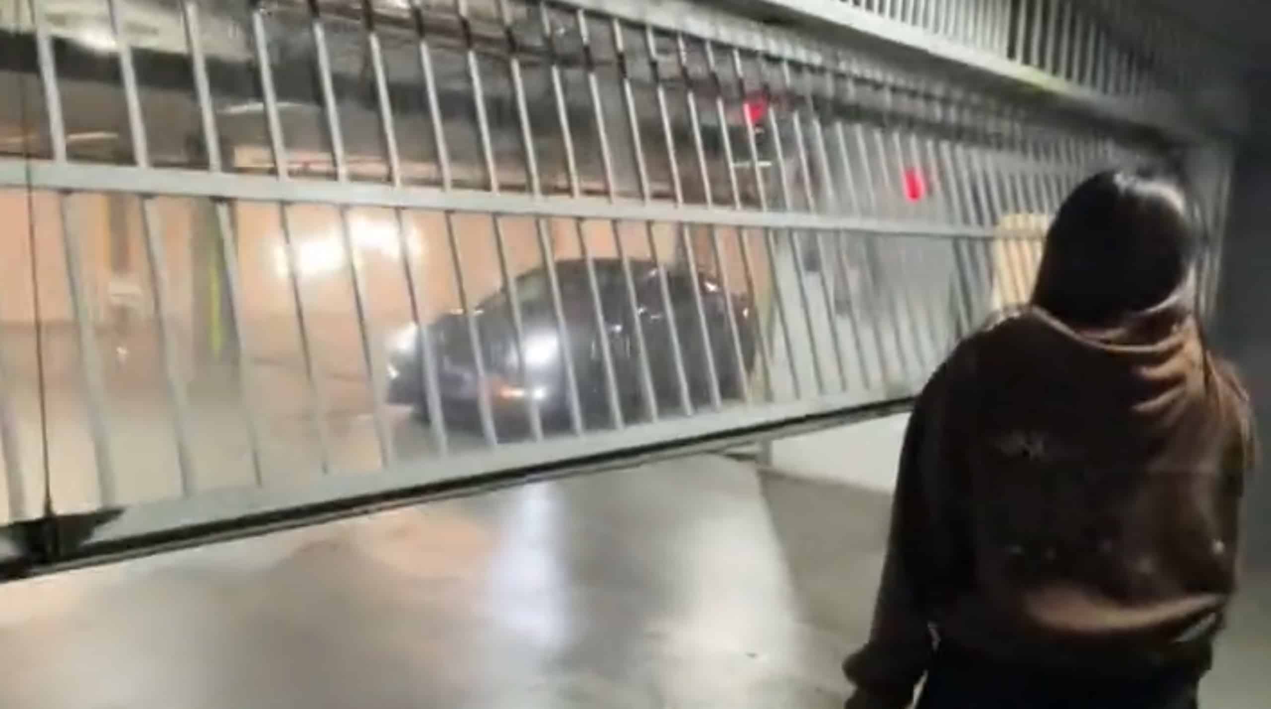 Tesla Smart Summon retrieves Model 3 from closed garage – ilovetesla.com