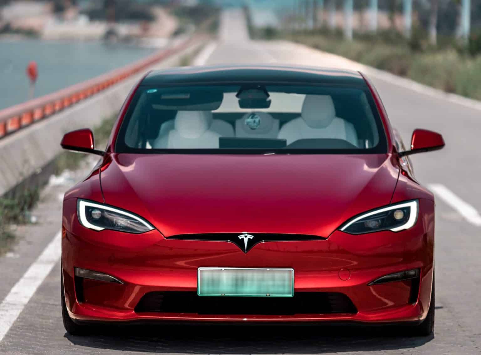 Tesla Cybertruck spotted in California with tonneau cover, tailgate ...