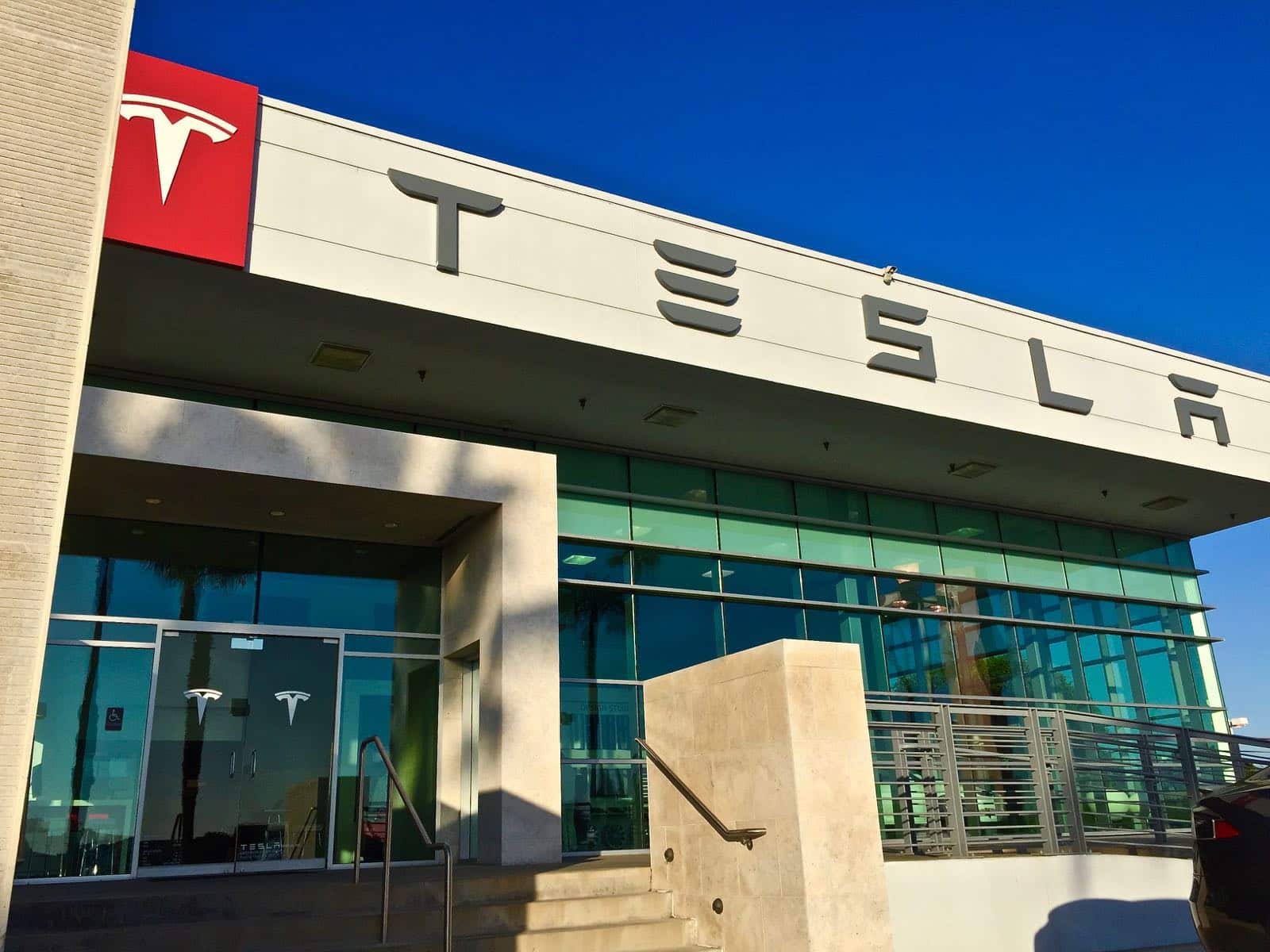 Electrifying Success: Tesla's Connecticut Showroom Triumph – ilovetesla.com