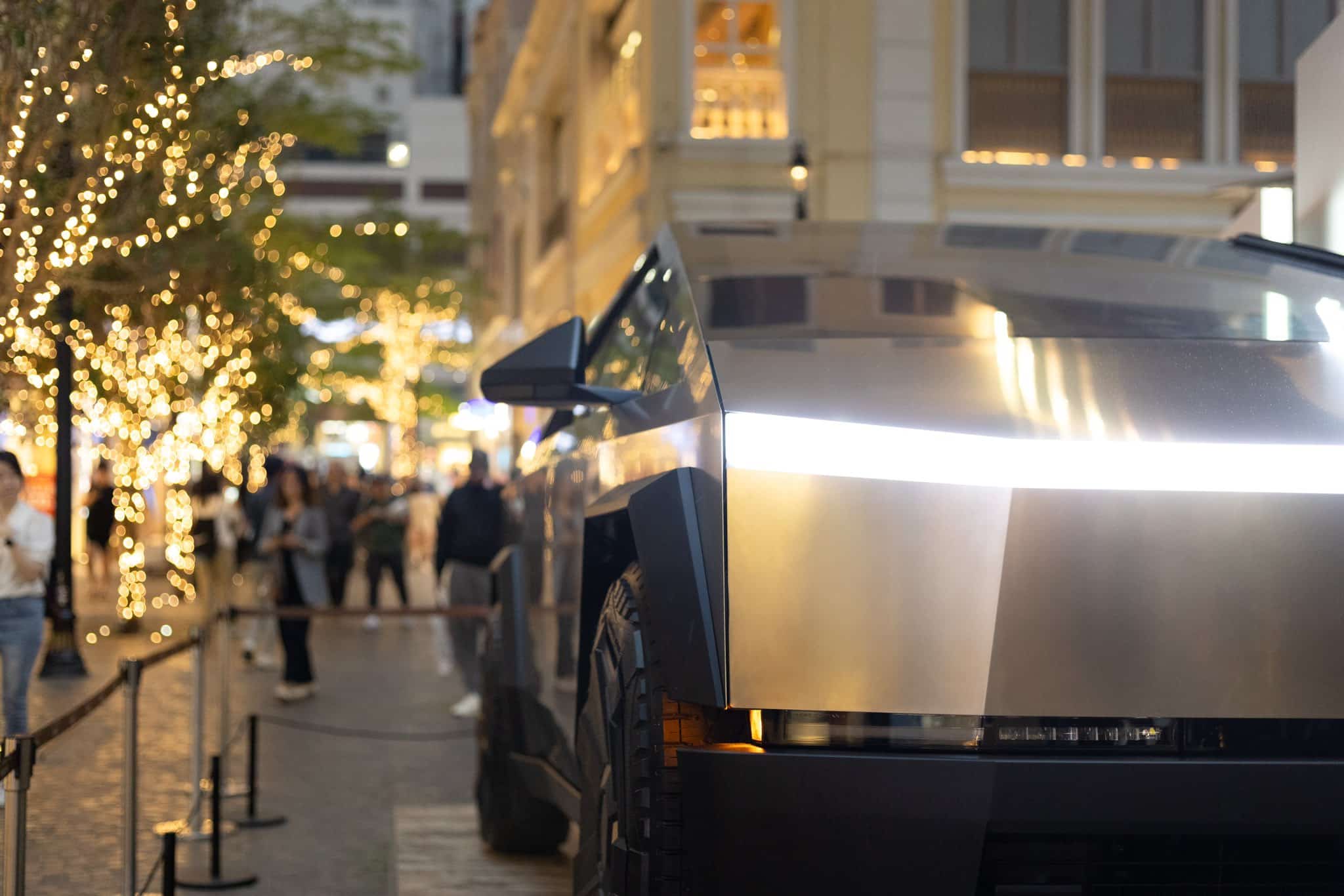 Driving Forward: Tesla Cybertruck's Game-Changing FSD V12.5.5 Update ...